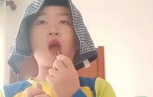 东北小孩爆笑模仿英语老师,叫你模仿可没叫你超越啊,笑得肚子疼