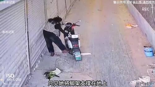 女子骑车将卷帘门都被他撞坏,这是什么牌子的电动车,性子如此烈