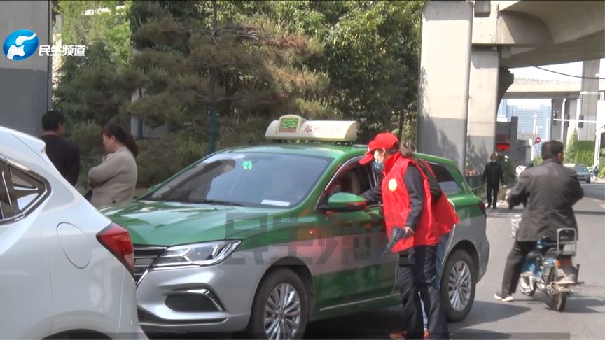 公交志愿者街头开展“交通安全”宣传活动