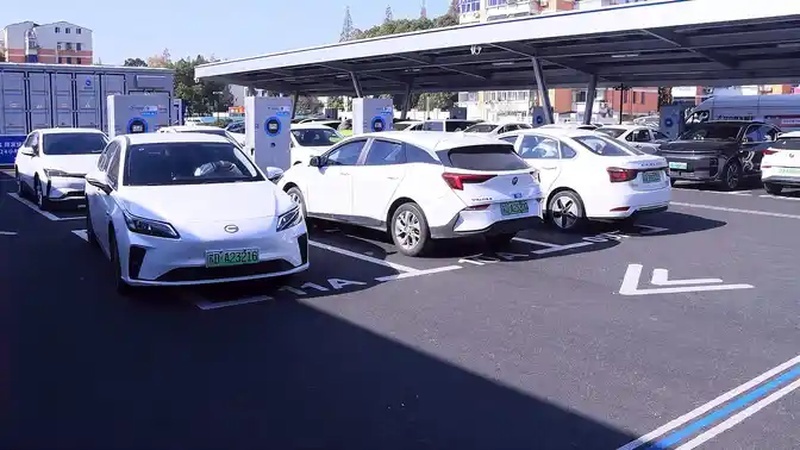 燃油车VS新能源汽车:通勤路上的能耗成本大比拼