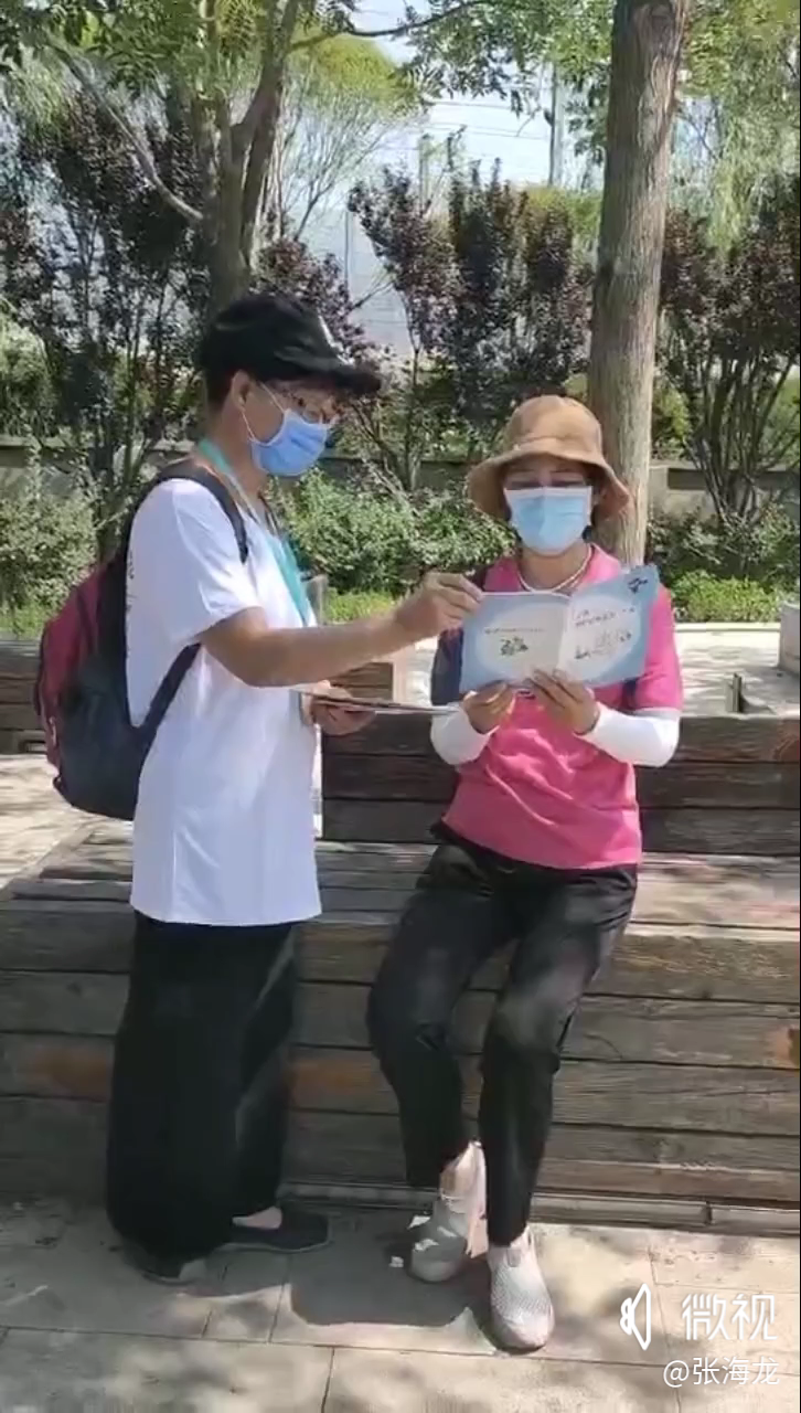 禁毒志愿者向路人宣传禁毒知识