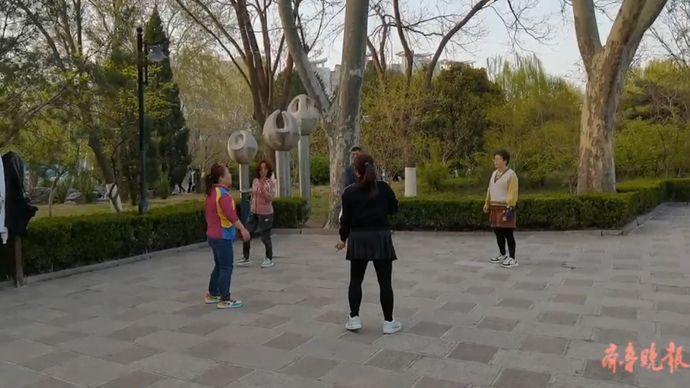 果然视频|踢毽子也是门技术活,看看这帮踢毽子高手的脚法咋样?