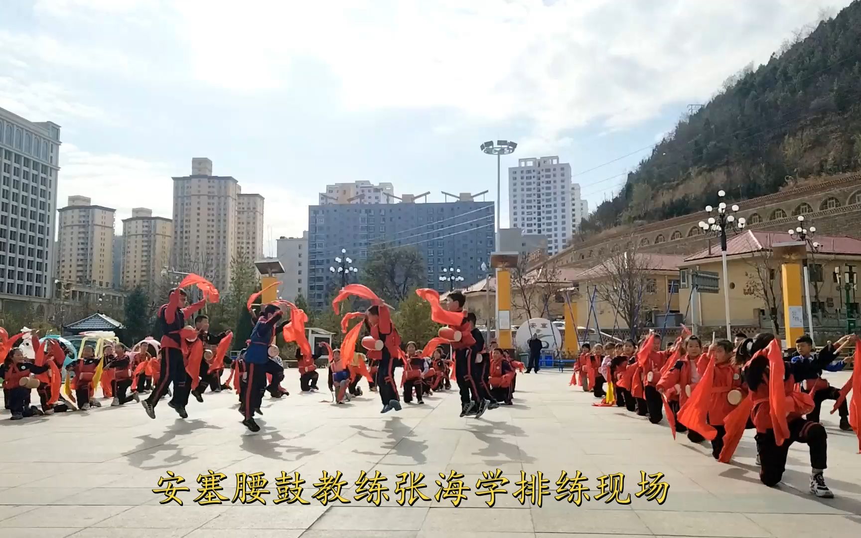 安塞腰鼓排练,技巧展示刚刚开始,学生们还没有掌握动作关键点