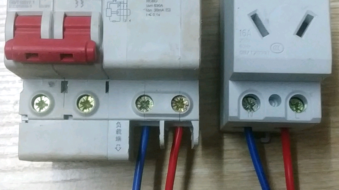 插座都烧黑了,漏电保护器为什么没有跳闸