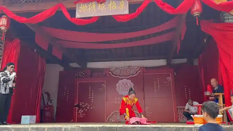 美女舞台表演绝活,看了真是捏把汗,功夫了不起,你觉得呢?