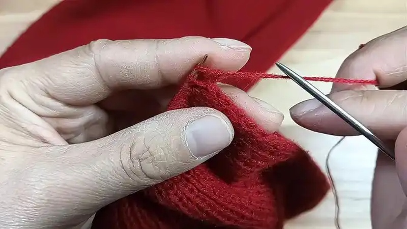 红色羊绒围巾最后两行编织和收针