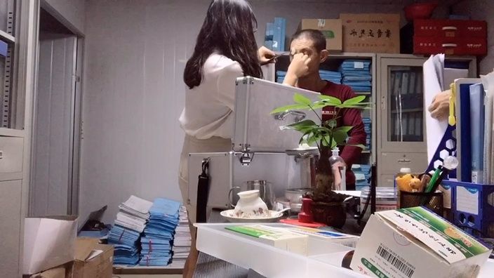 大叔工地干活被砖头砸伤,打工妹从资料员做起了小护士,心疼大叔