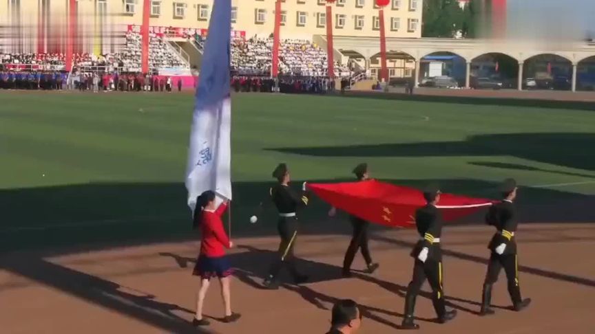 来感受别人学校运动会开幕式,真的很优秀,羡慕吧!