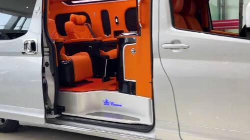 首台惊艳亮相!25款丰田海狮银外橙内商务车,奢华与实用完美结合