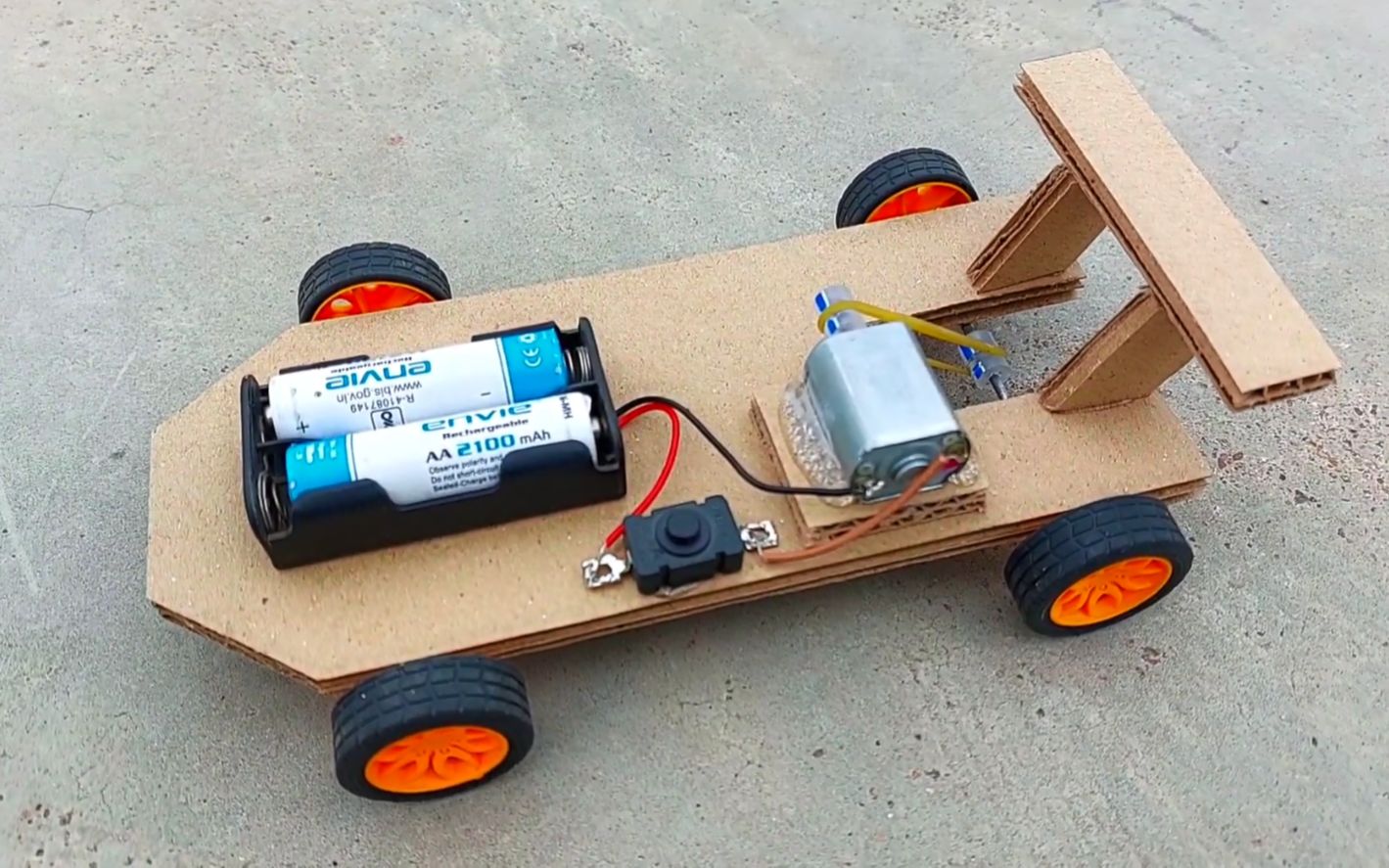 打造一辆模型小车,打开开关后,没想真能跑