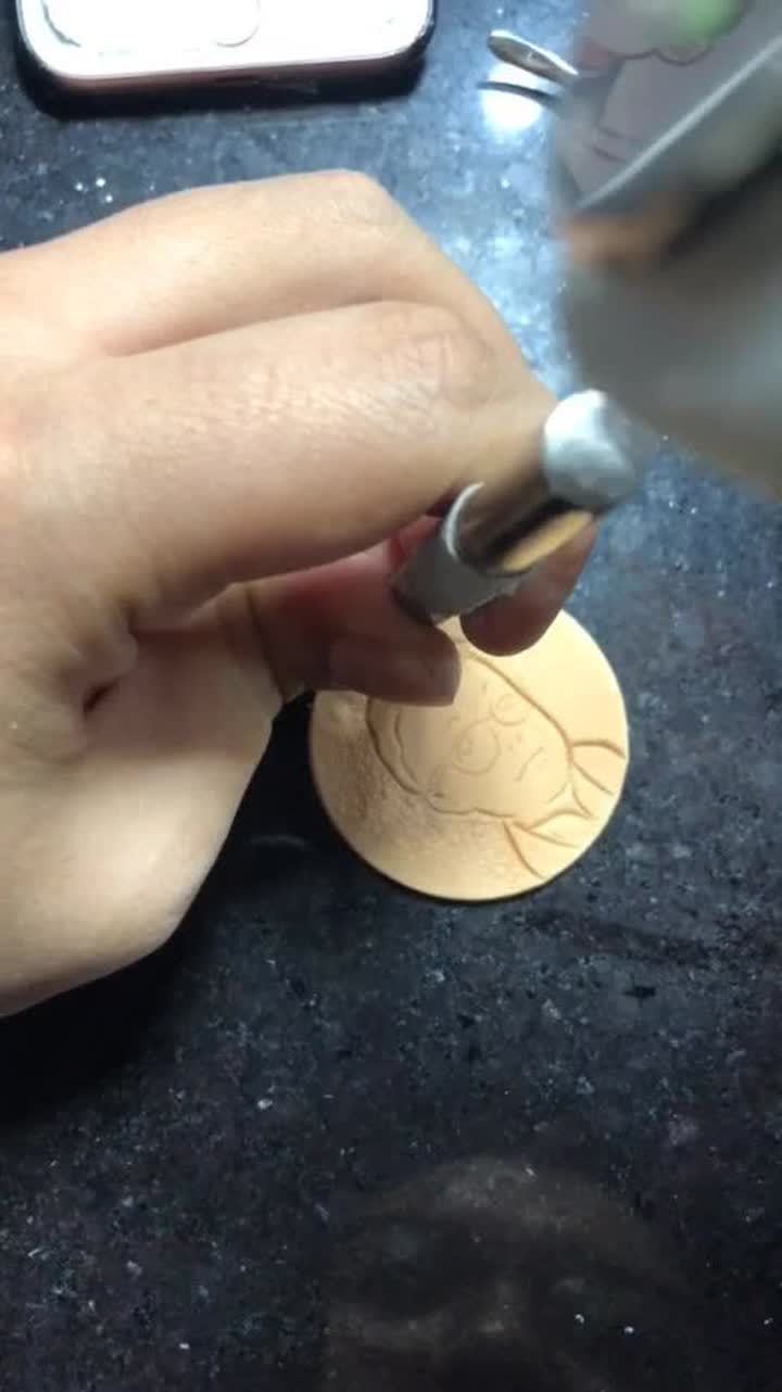 画一个插画头像最快也要半天的时间 都是手工画的 不是软件点一下就.