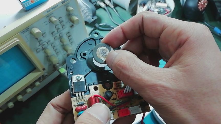 家里的加湿器突然出雾量小了,拆出来看一下到底是什么问题。