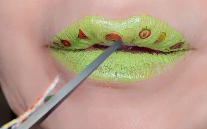 令人满意的水果橡皮糖球表情符号食物挑战