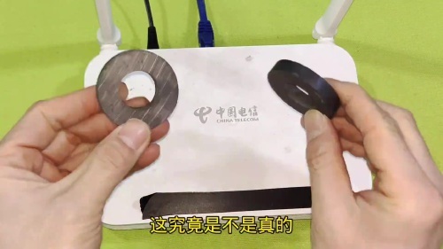 同行都说在路由器上放一块磁铁,网速能增强100倍?师傅现场测试