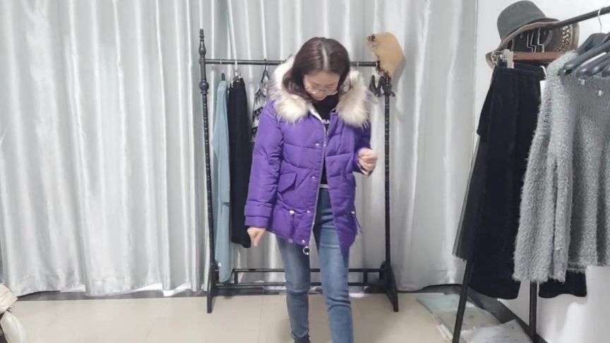 华姐试穿品牌羽绒服90绒真毛领299元福利回馈新老朋友 数量不多哦