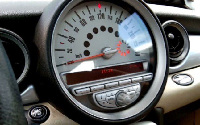 看mini的一键启动和仪表,这是我见过最奇葩设计,女生能接受?