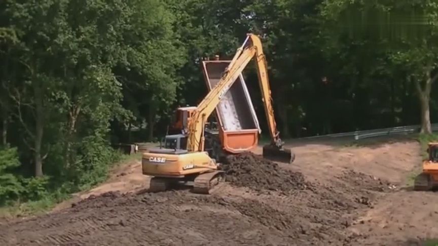 想不明白,挖掘机这样刷坡,司机是如何确定坡度的?