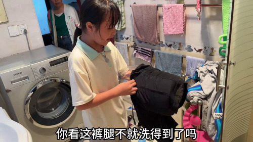 闺女洗衣服的方法真是绝了,大大小小的衣服,一个水瓶就搞定了