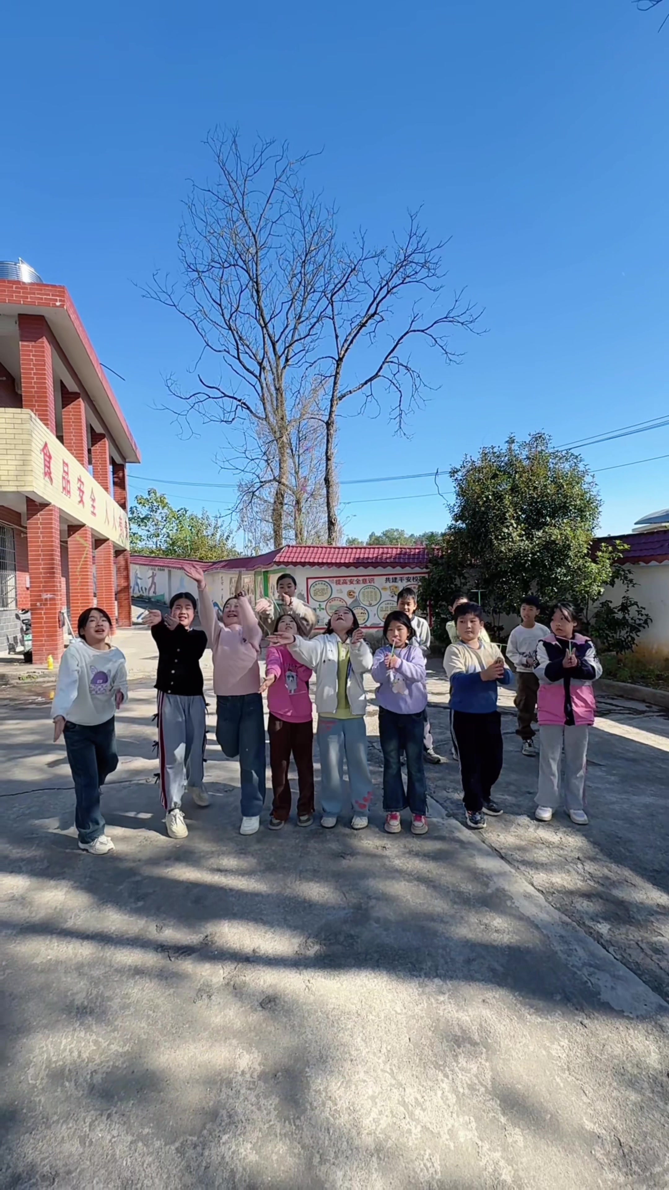 ... 也像孩子们的笑脸; 小笔记本藏着祝福, 刚好记课堂笔记与感悟 同行...