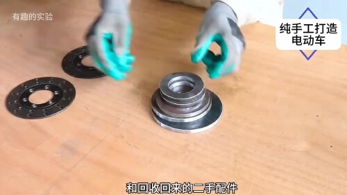 小伙居然在家就纯手工打造出了一辆电动车简直太厉害了