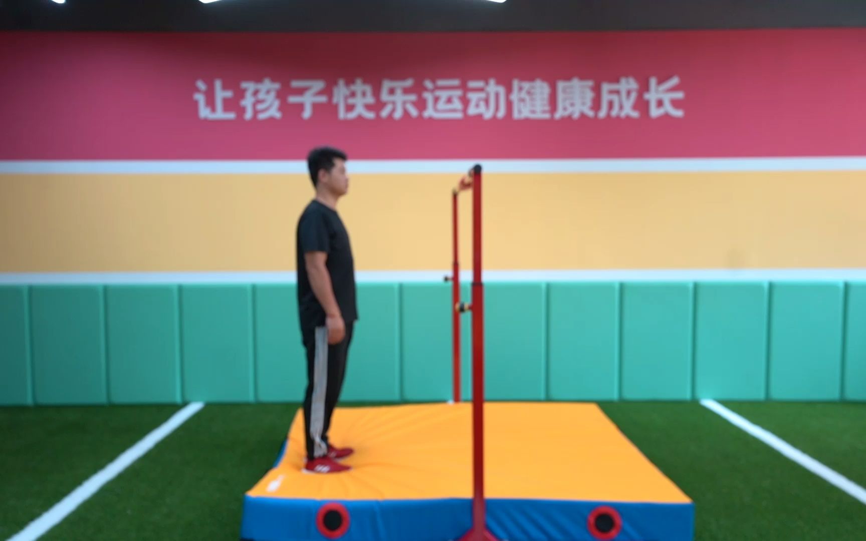 单杠卷身上动作【动作示范】