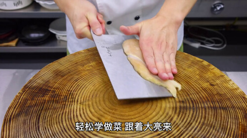 家里怎么做宫保鸡丁？大厨教你一招，划油改煎炒，让你得心应手