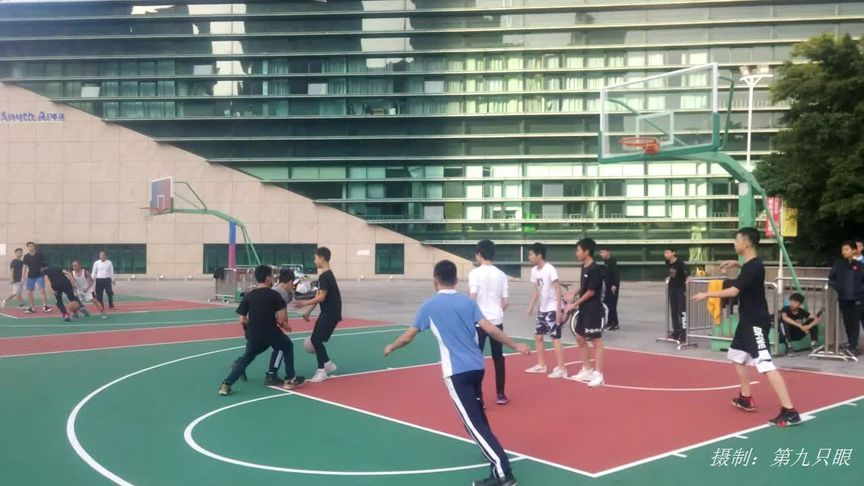 中学生们打篮球比赛,带球传球投篮,动作娴熟漂亮