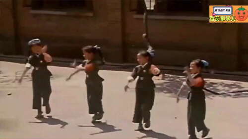 1972年小学生的一段舞蹈