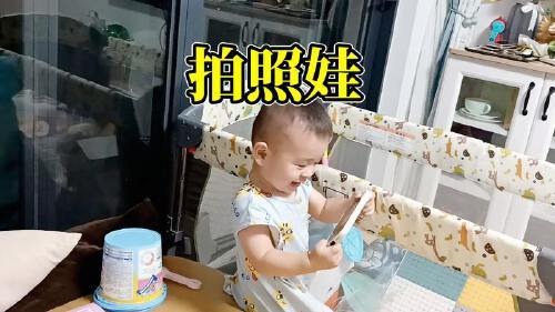 萌娃神模仿!手机变巴掌拍妈妈,下一秒反应笑翻全场