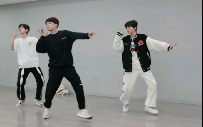 【TF家族】余宇涵张峻豪左航练跳张艺兴前辈的歌
