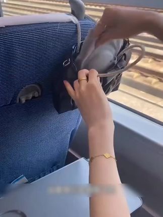 这款充气U型枕按压就能充气,不管是办公午休上学旅行,都很方便呢#...