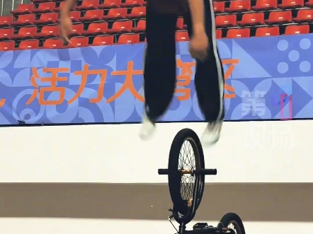 在宝安新桥体育中心,来自河南少林塔沟武校的同学们正在紧张排练。...