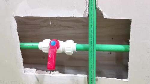 水管交叉位置垫高,漏水问题轻松搞定!(1