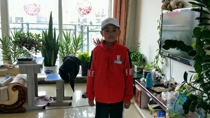 今天学校开运动会什么项目没有就在前面举了个班牌就坐那吃了哈哈