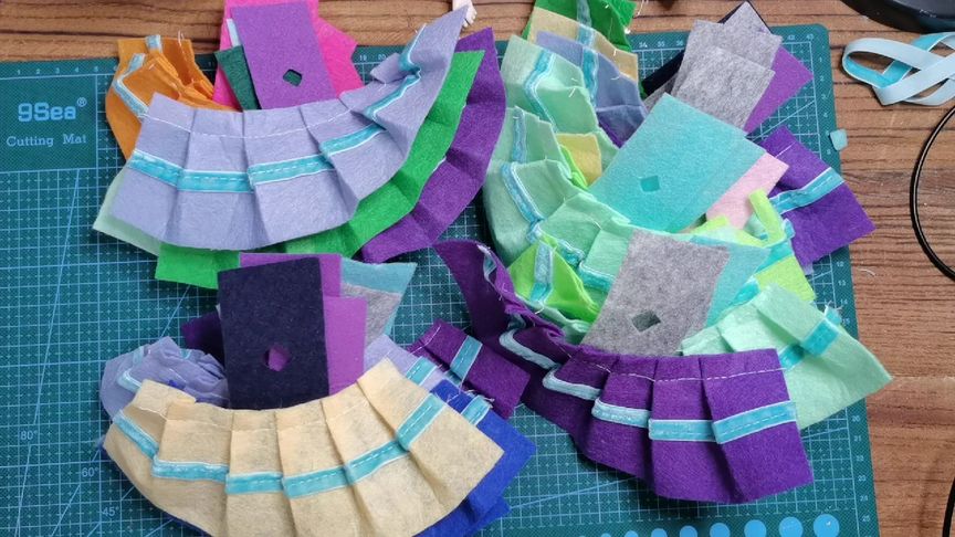 不织布娃娃衣服都制作好了,制作过程简单