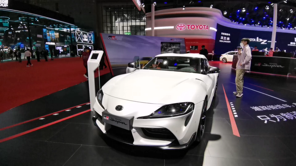 第一次见到传说中的灵魂车型 丰田GR Supra 牛魔王 最新款与宝马Z4...