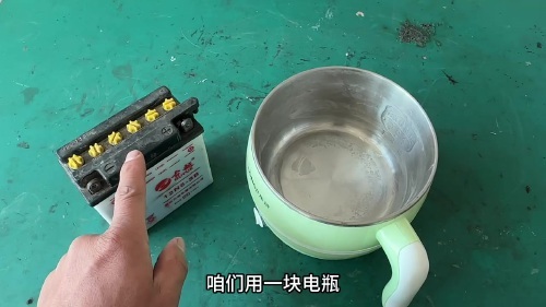 假304不锈钢餐具重金属超标危害大用一块电瓶立马就知道真假