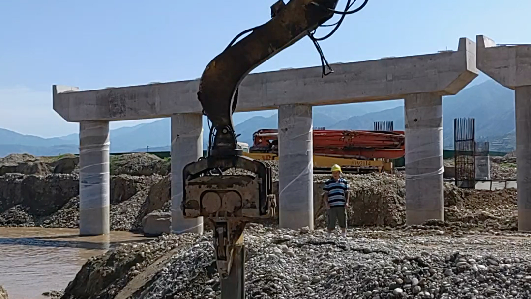 四川拉森钢板桩项目进场试桩