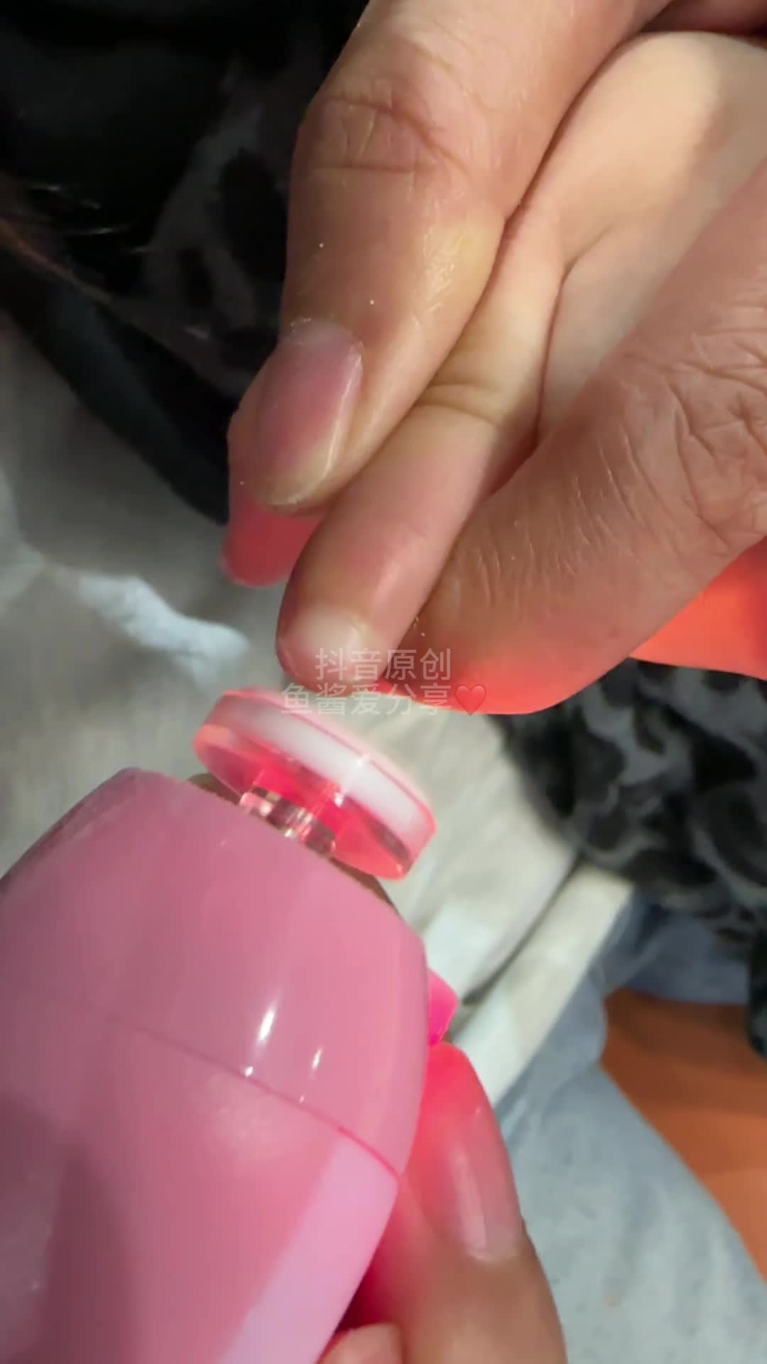 真的很害怕#给宝宝剪指甲 ,一不小心就捡到肉了。还好有#电动磨甲器 ,...