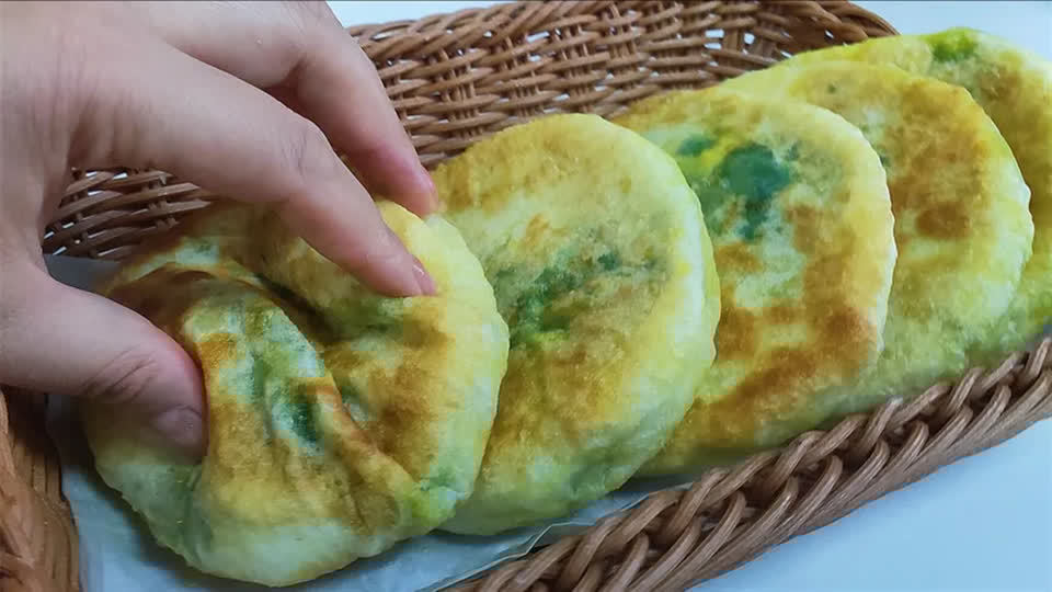 其实做这样的饼很简单,不揉面,不擀面,做法比例详细讲解