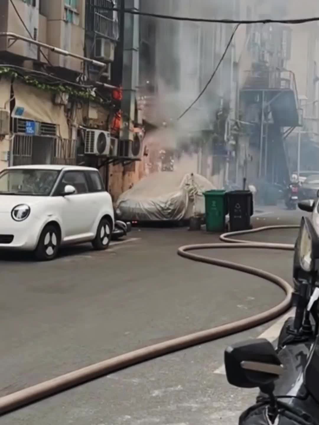 电线短路着火用点射核心:①防导电介质引发触电;②避免气流助长火势;...