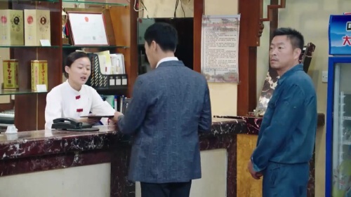 江河水:副局公款请客户大吃大喝,新任局长看完账单,进屋砸酒桌