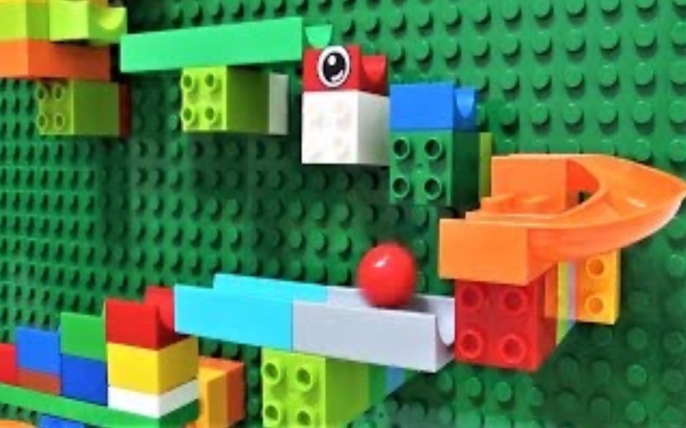 积木搭建:积木慢慢组装过山车