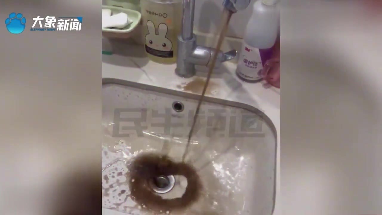 小区水的颜色像可乐酱油?居民担心用水安全,村委会积极落实解决