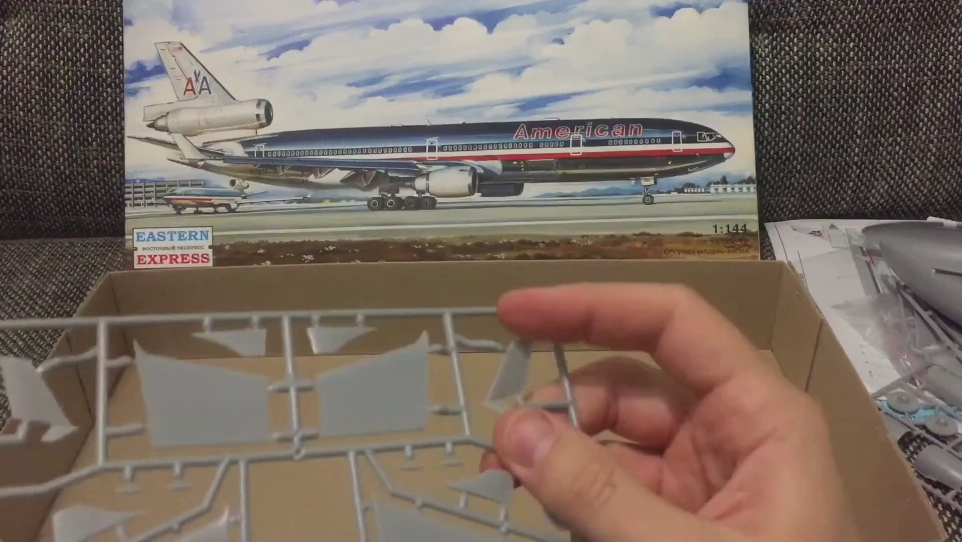【转】EE东方模型,1/144 MD-11客机模型开盒。