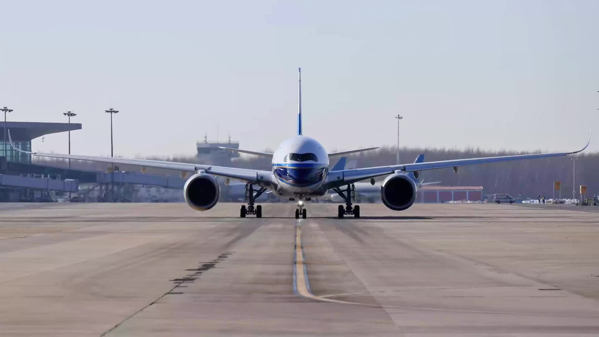 南航A350-941滑行