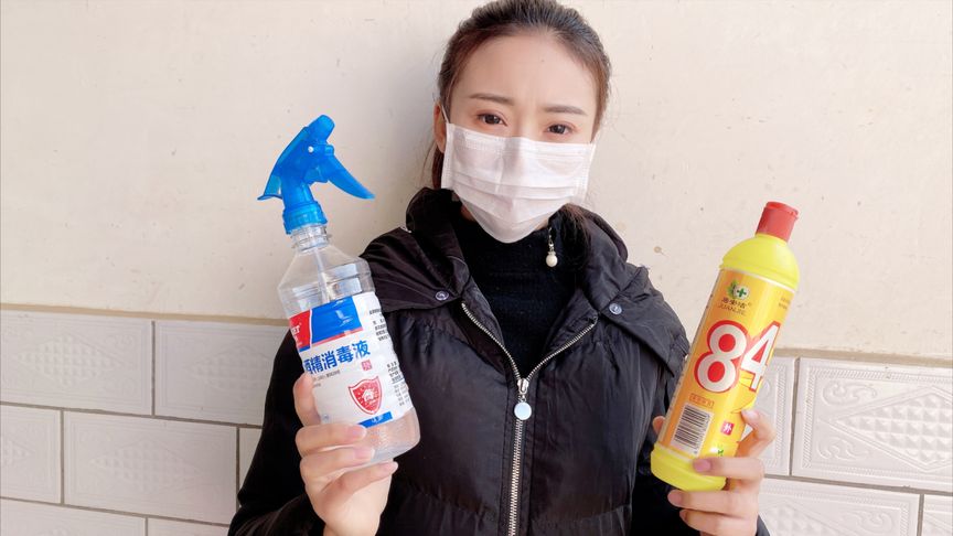 为了家人健康,蓉爸喷洒84消毒液给家中里外消毒,做好疫情控制