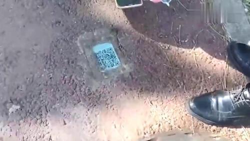 路上发现地上有一个二维码,用手机扫出来一看,这是什么意思?