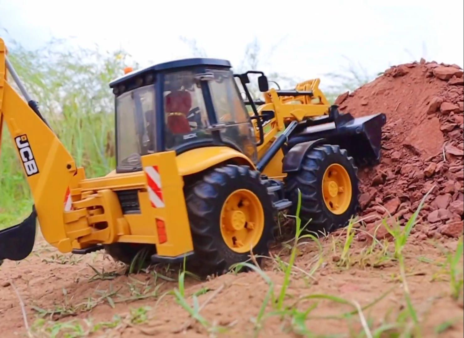 红小狗挖掘机挖土