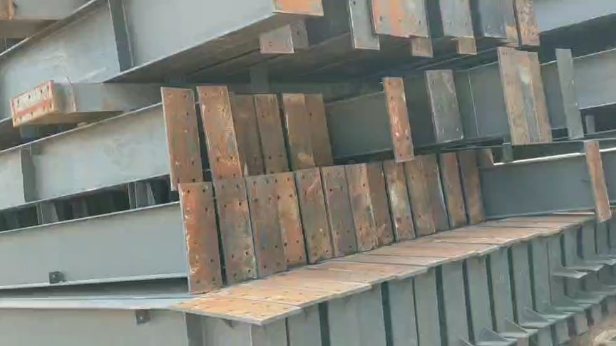 大量供应二手钢结构框架航车房楼承板砂石料棚体育馆游泳馆大跨度